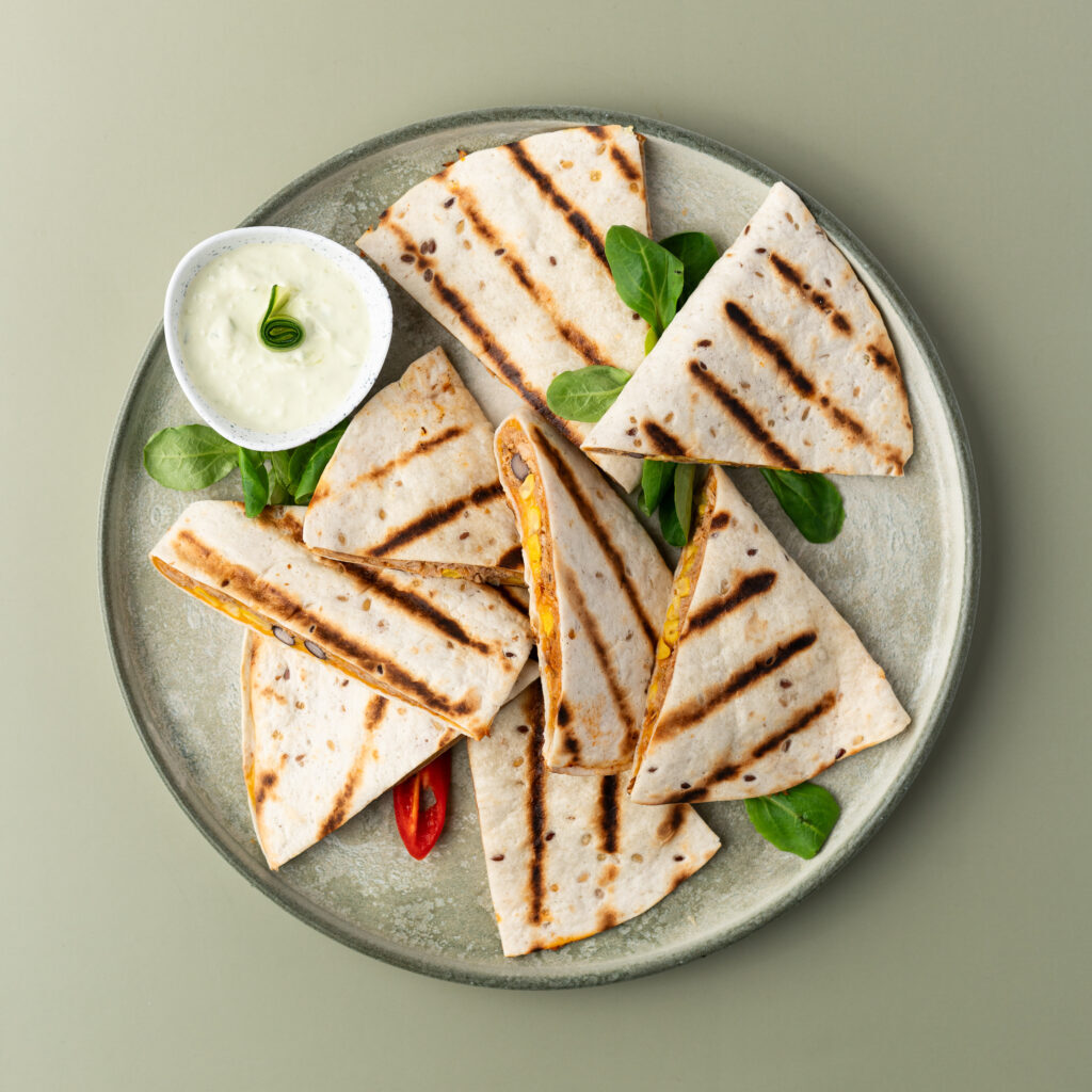 Quesadilla cu carne de porc și legume trase la tigaie - Bucate pe Roate