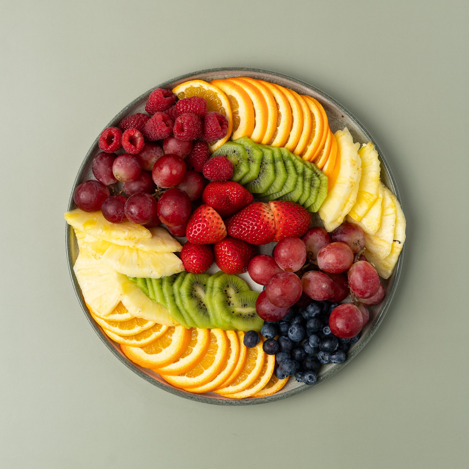 Mix de fructe proaspete feliate pe platou - Bucate pe Roate